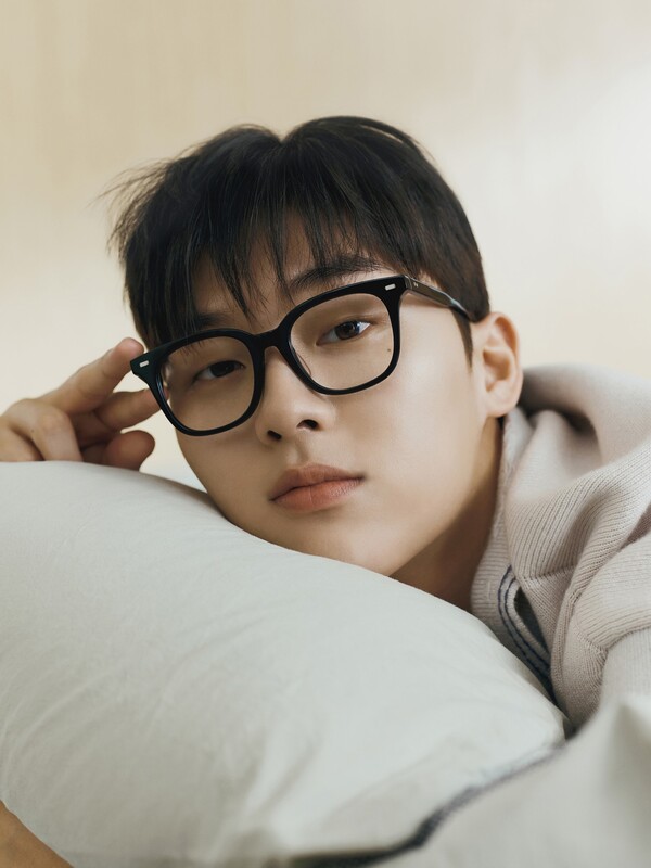 마노모스(MANOMOS), 신입 사원 최현욱의 데일리 안경 화보 공개